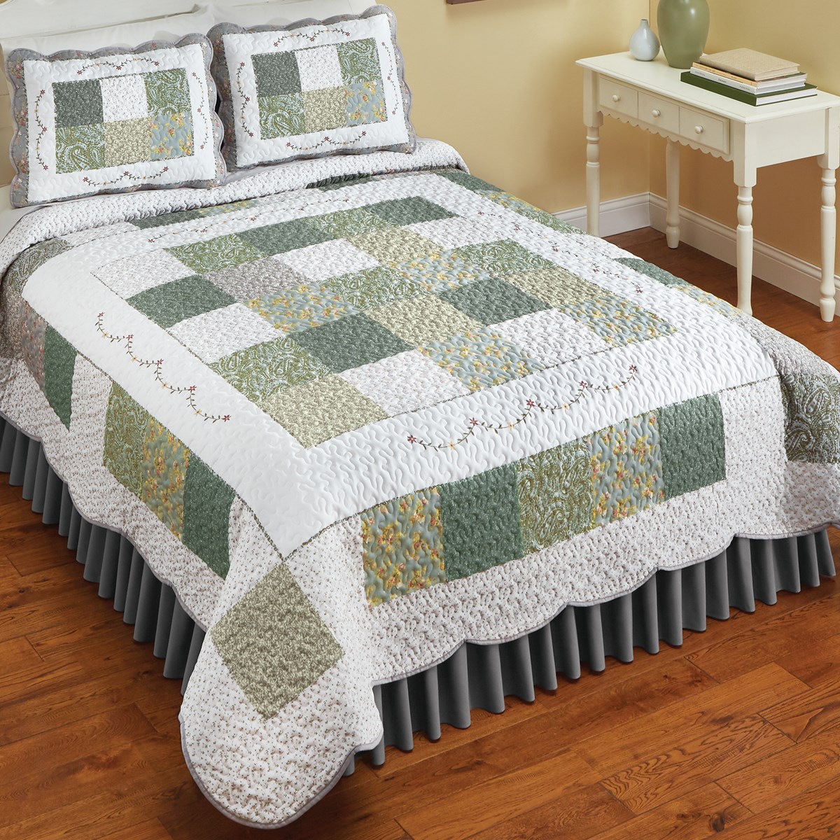 Beautiful Vintage Floral & Patchwork Design Quilt | Collections Etc.