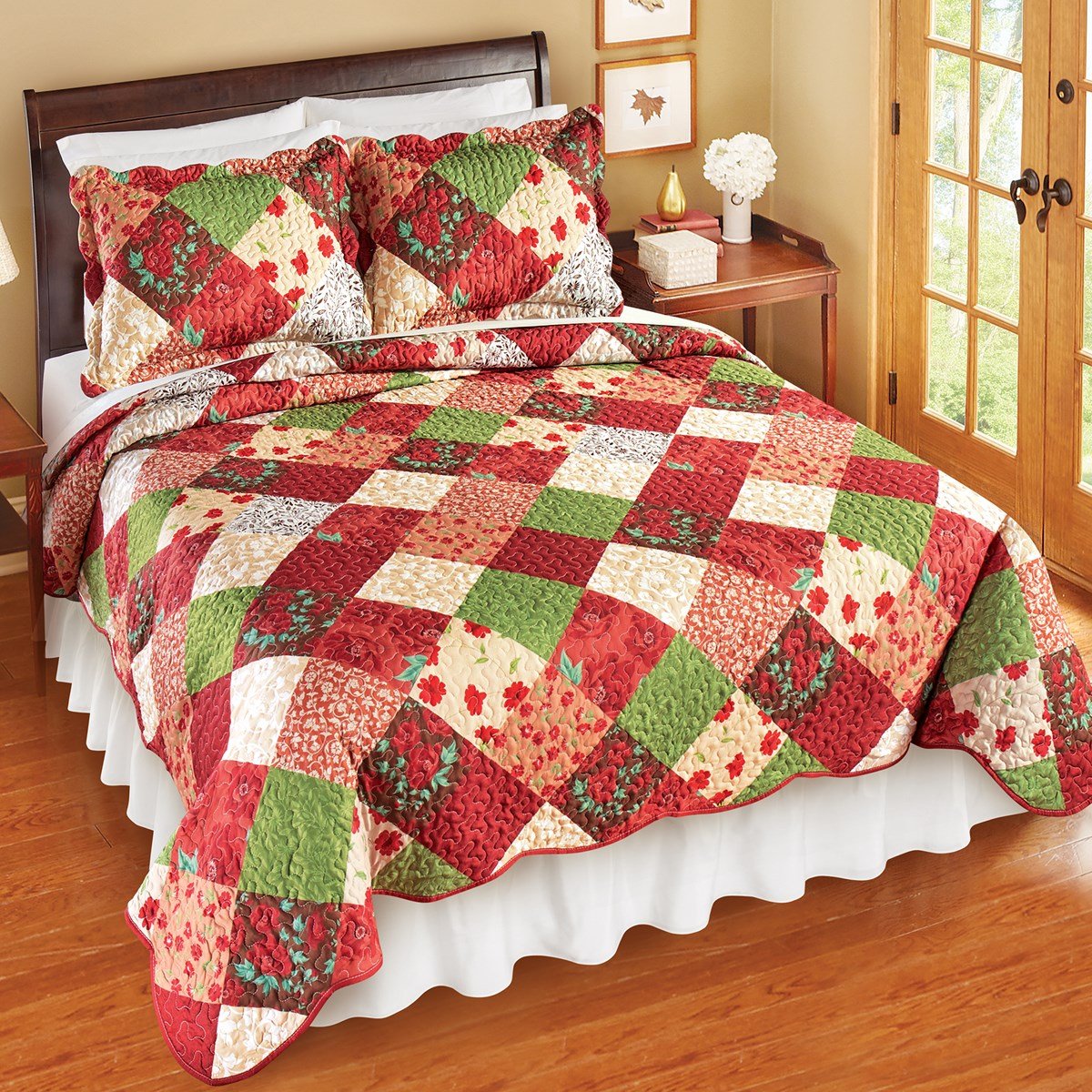 Reversible Traditional Floral Patchwork Scalloped Edge Quilt ...